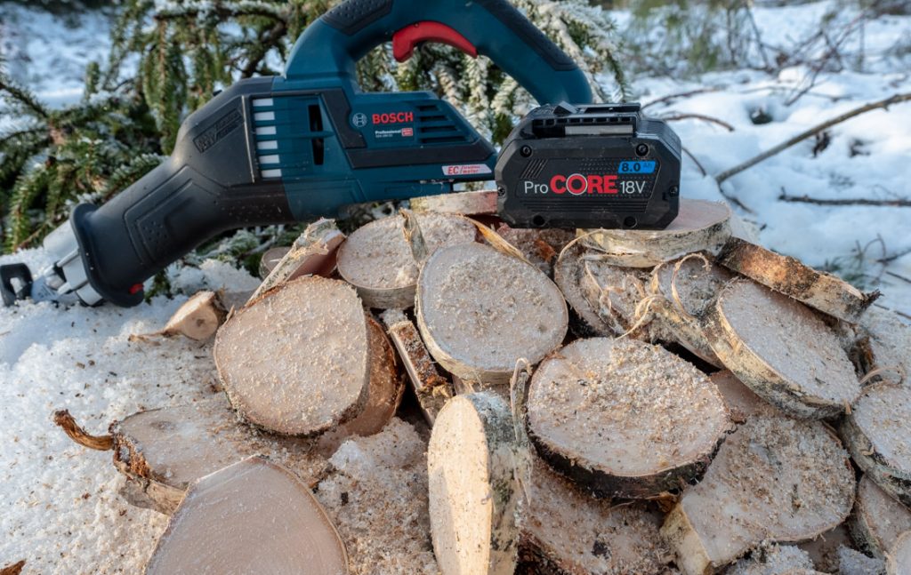 Test: Bosch Pro Core 4 og 8 Ah batteri i praksis på bajonettsag ...