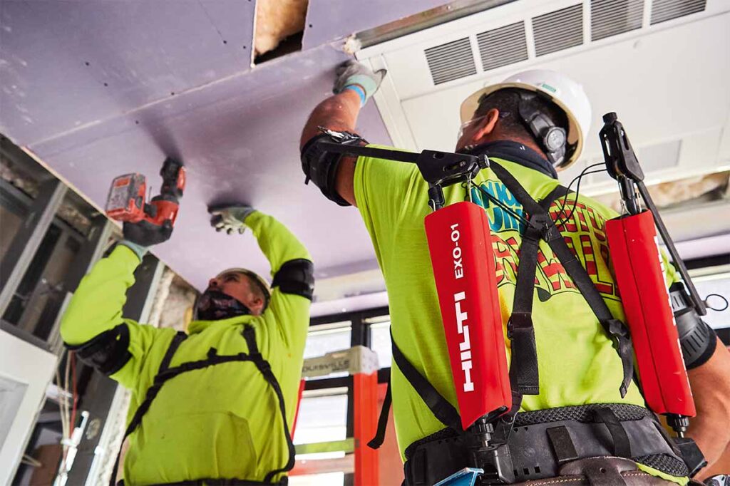 Bærehjelp til arbeid over hodet – Hilti EXO-01 eksoskjelett - Verktøy 24